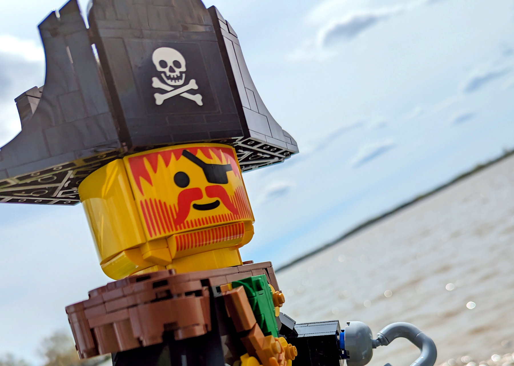 A Minifigure Tribute (40504) Review - True North Bricks